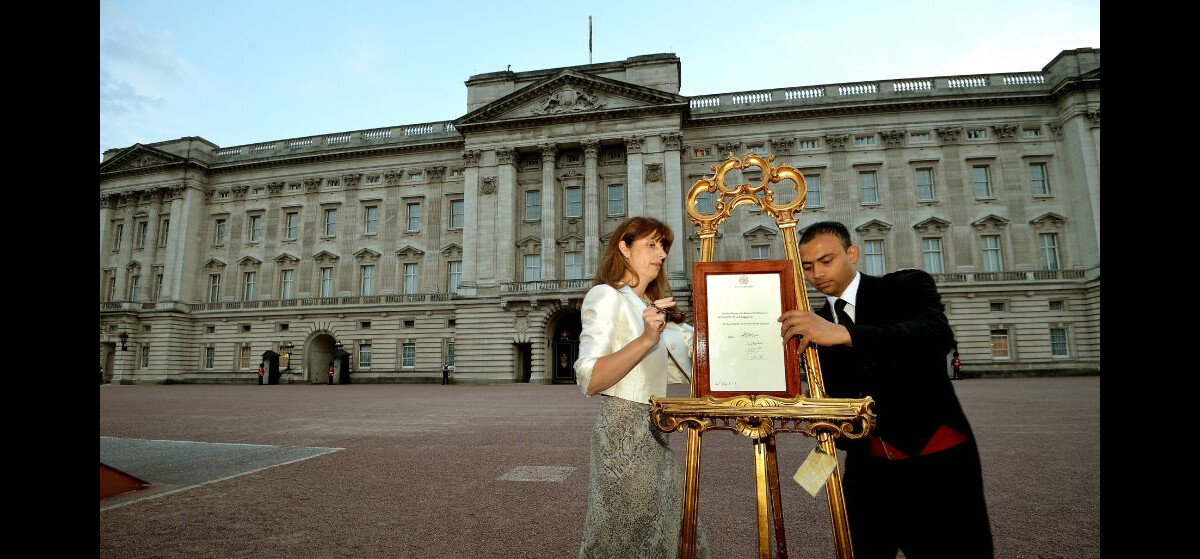 Photo : Le jeune Indien Adar Bazim a eu l'honneur d'assister l'attachée ...
