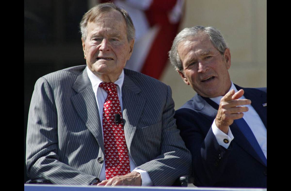Photo : George H.W. Bush et son fils George W. Bush à Dallas, le 25 ...