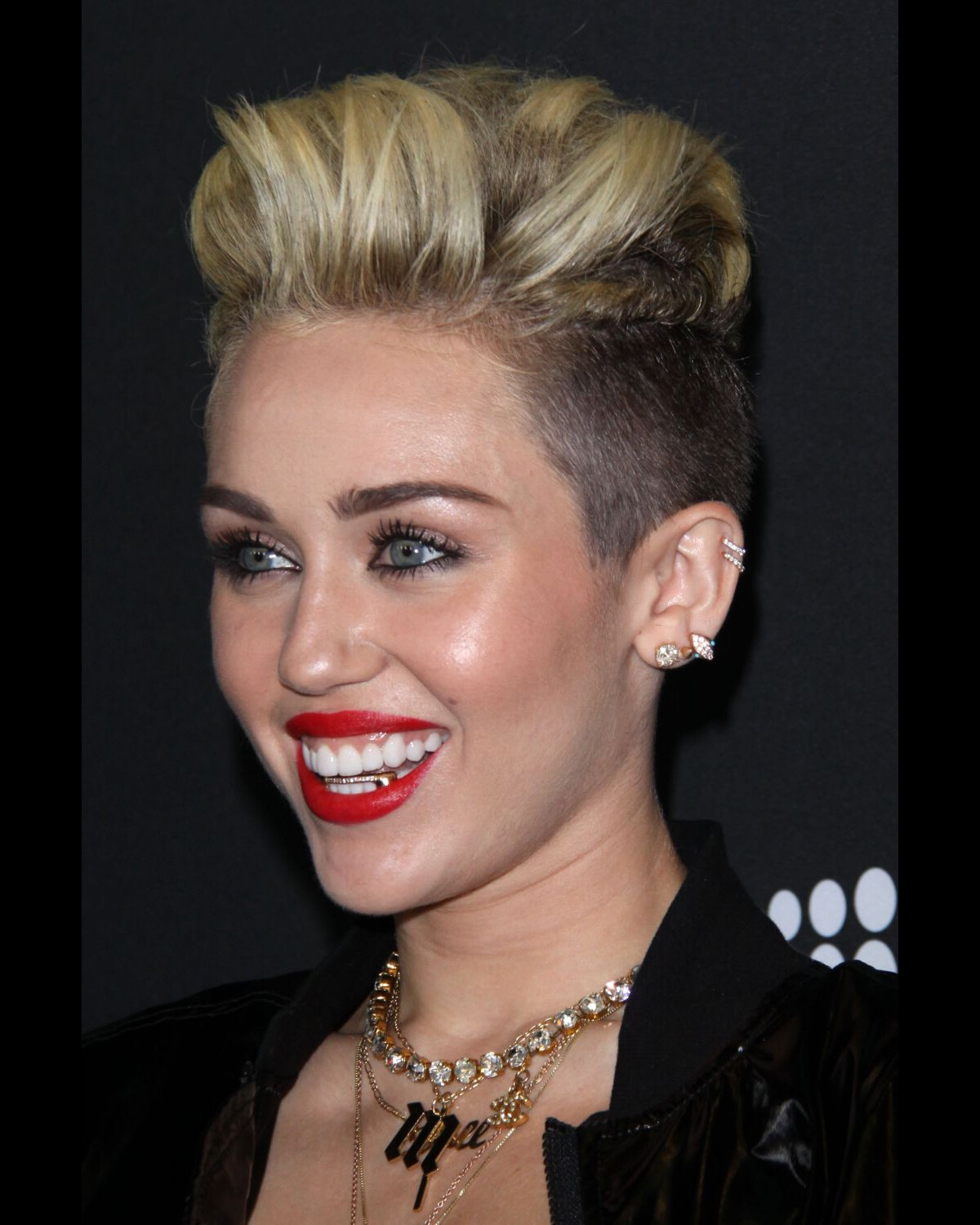 Photo : Miley Cyrus porte son grill pour la rangée du bas. Los Angeles ...