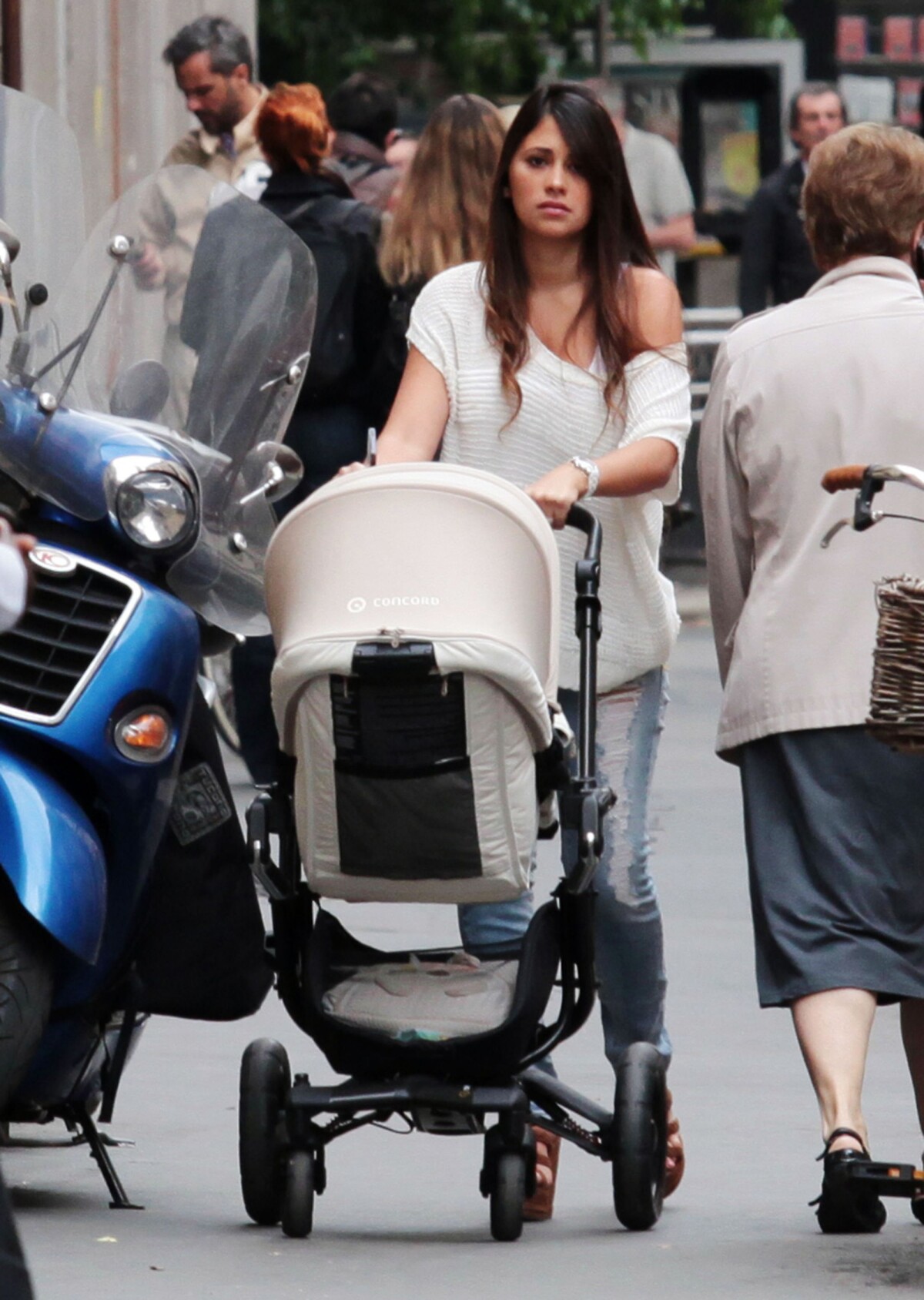 Photo : Antonella, la compagne de Lionel Messi, avec leur petit Thiago ...