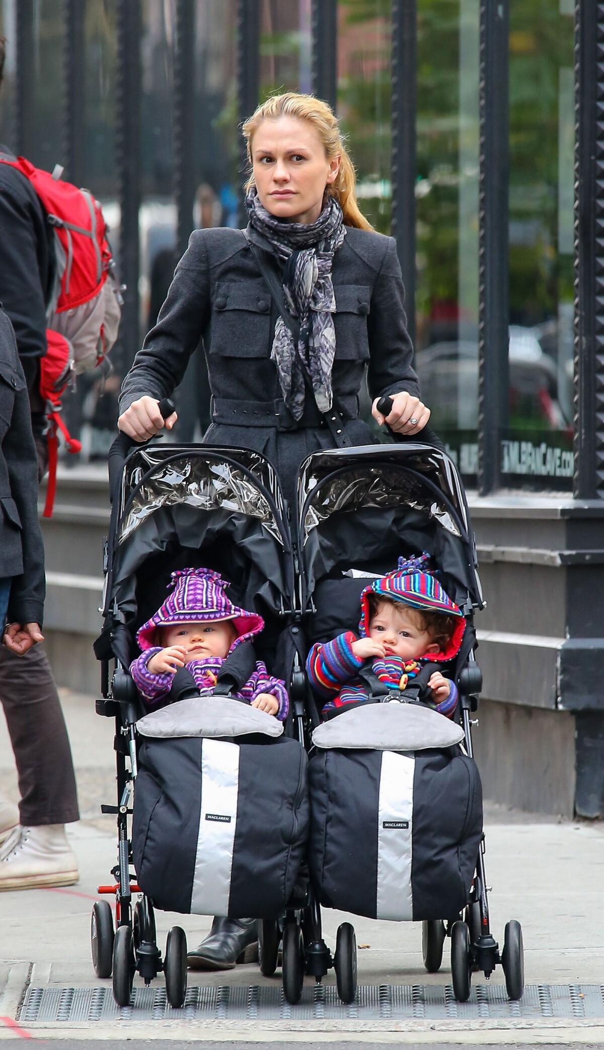 Photo : Anna Paquin se promène dans les rues de New York avec ses ...