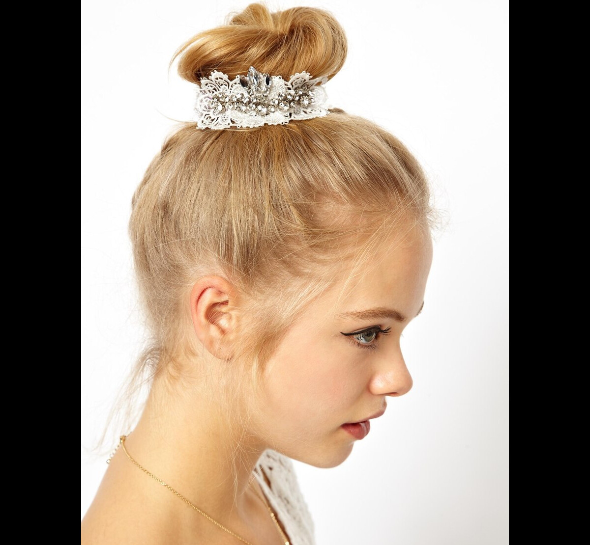Photo : Ornement porte chignon porté ASOS - Purepeople