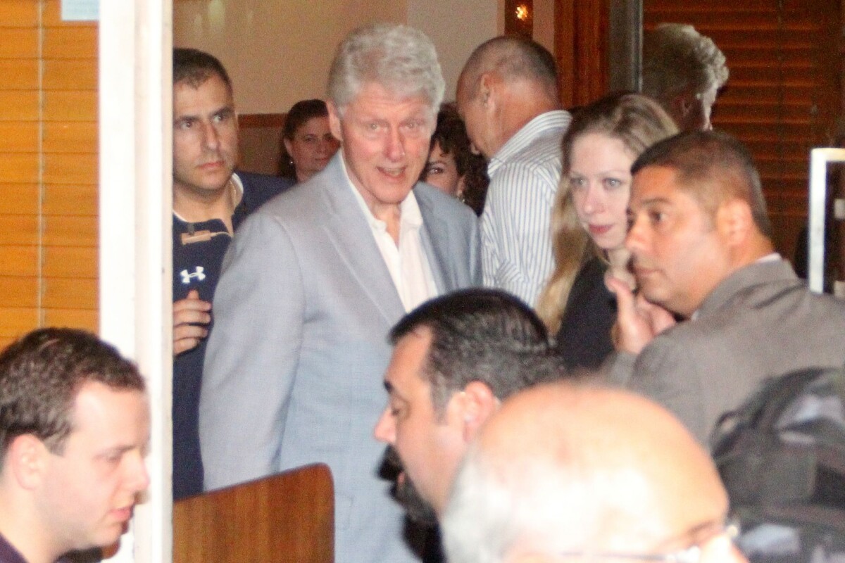 Photo : Bill Clinton et Chelsea au restaurant Sushi Leblon à Rio de ...