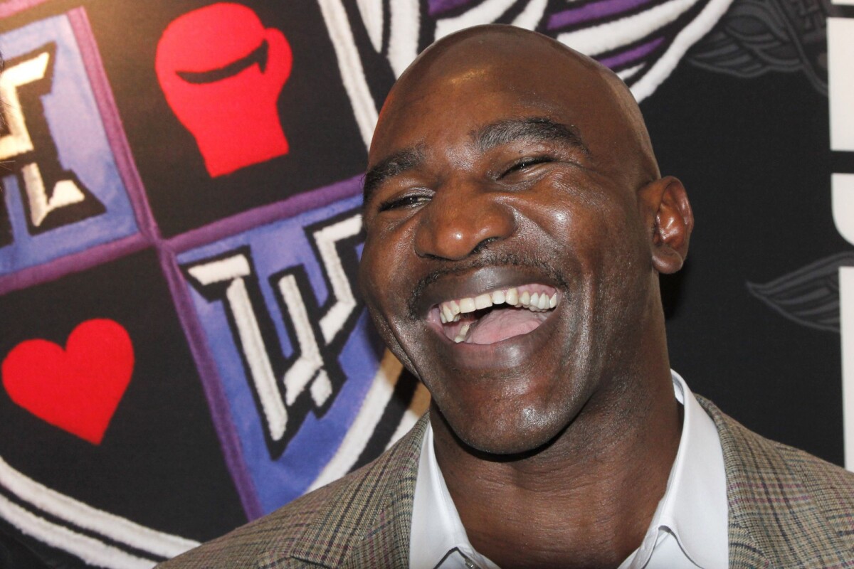 Photo : Evander Holyfield lors de son 50e anniversaire chez Julians ...