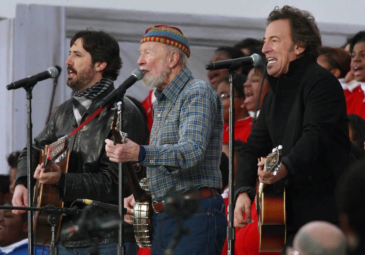 Photo : Pete Seeger au côté de son disciple Bruce Springsteen chantent ...