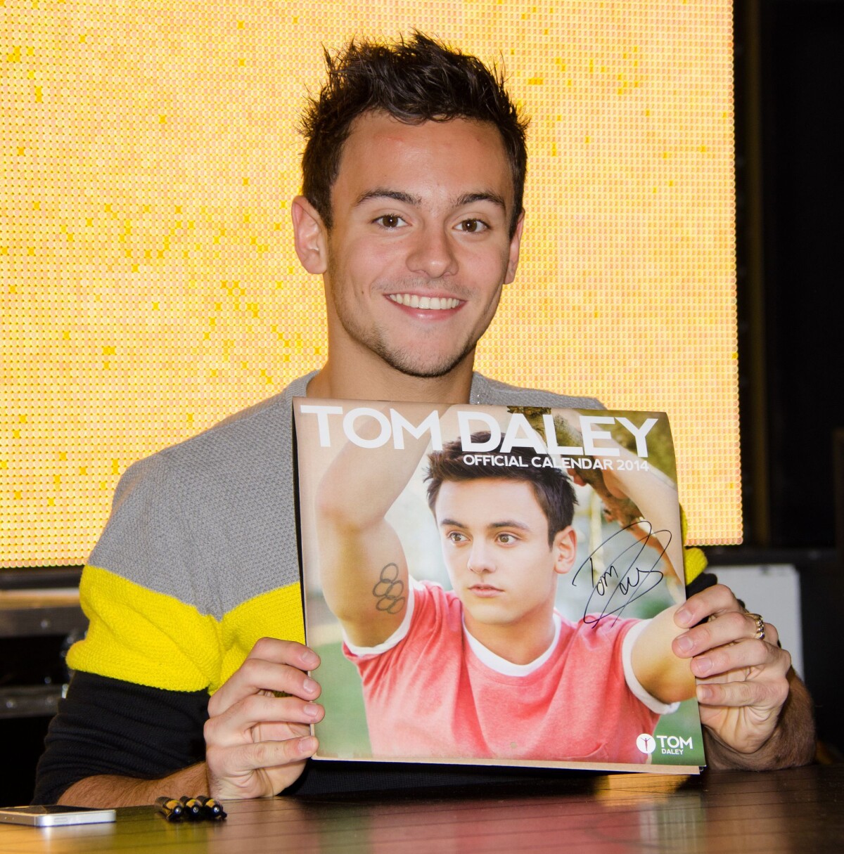Photo : Tom Daley lors d'une séance de dédicaces de son calendrier à ...