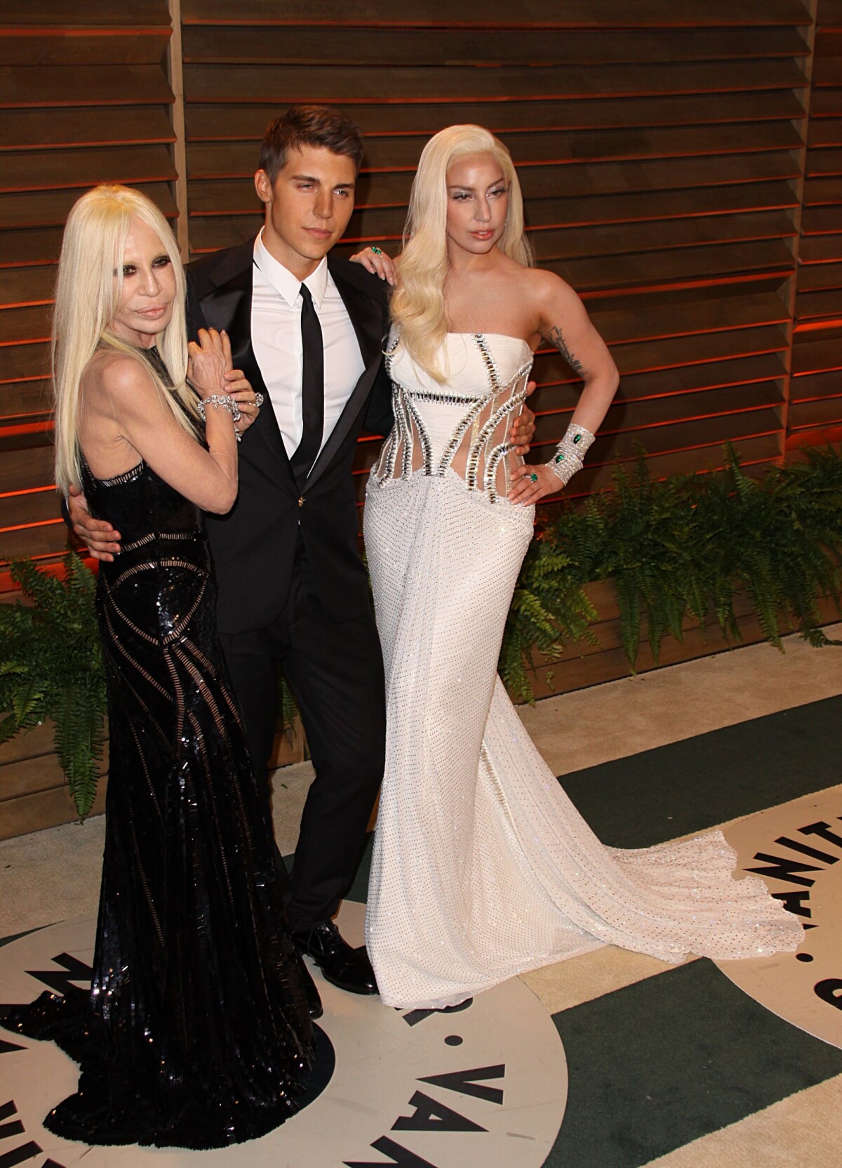 Photo : Donatella Versace et ses ambassadeurs, Nolan Funk et Lady Gaga ...