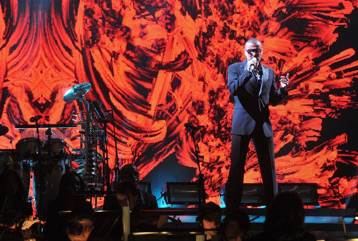 Photo : George Michael sur la scène du Palais Garnier, Symphonica Tour ...