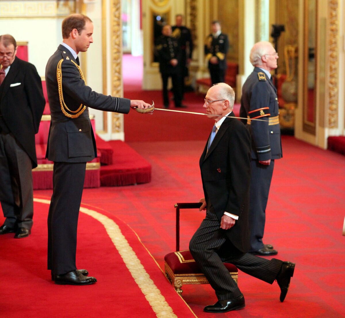 Photo : Le prince William anoblissant à Buckingham Palace le 18 mars ...