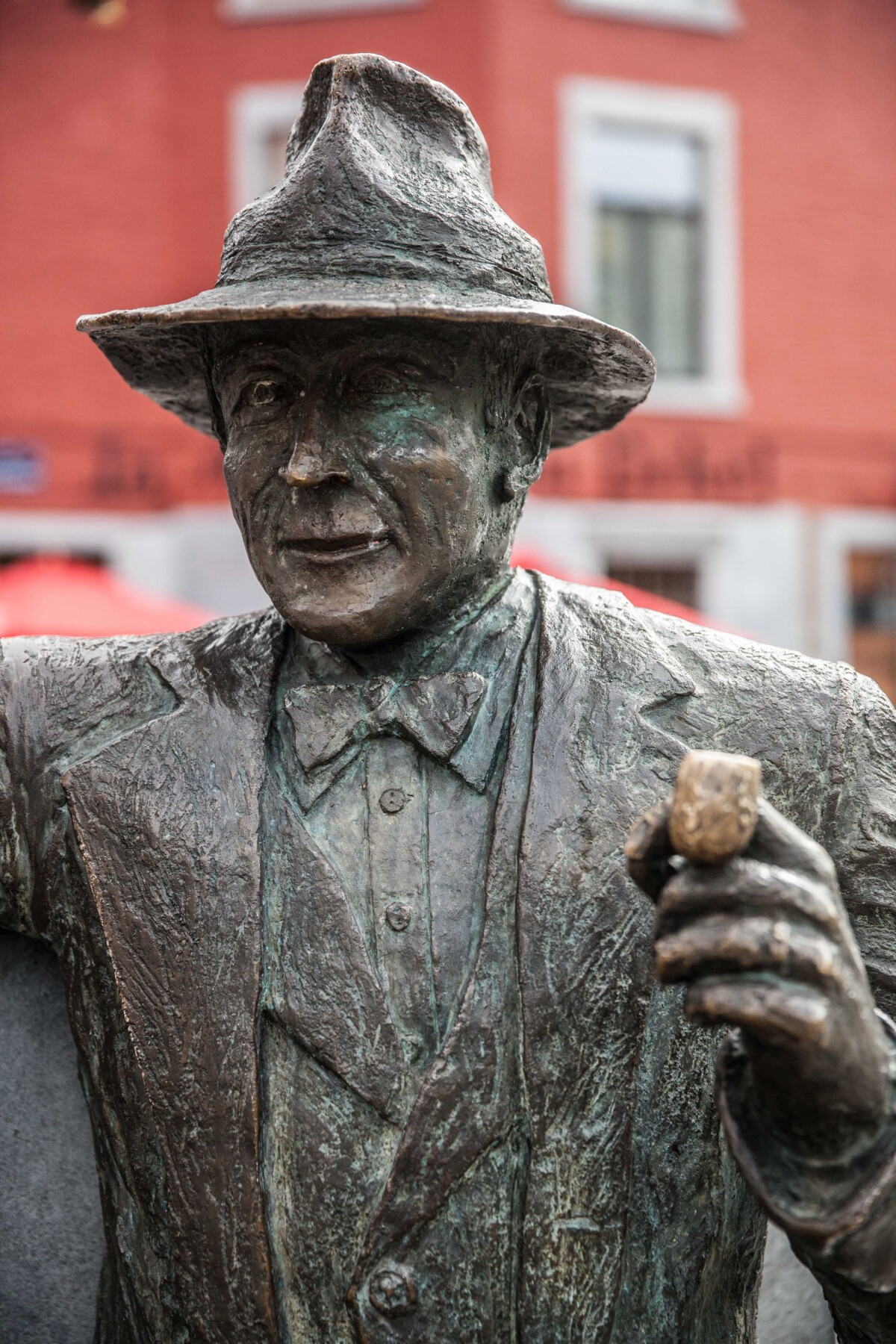 Photo : Exclusif - La statue de Georges Simenon sur un banc dans les ...