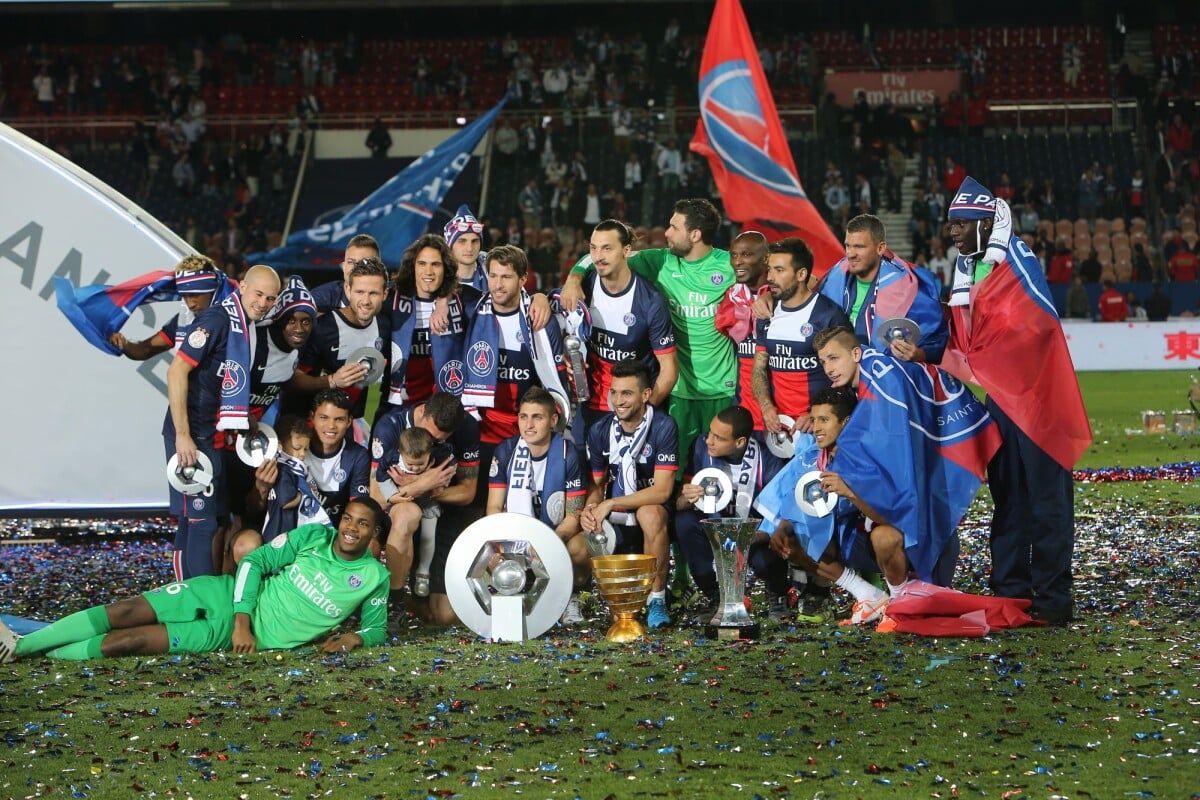 Photo : L'équipe du Psg célèbre le titre de Champion de France 2014 ...