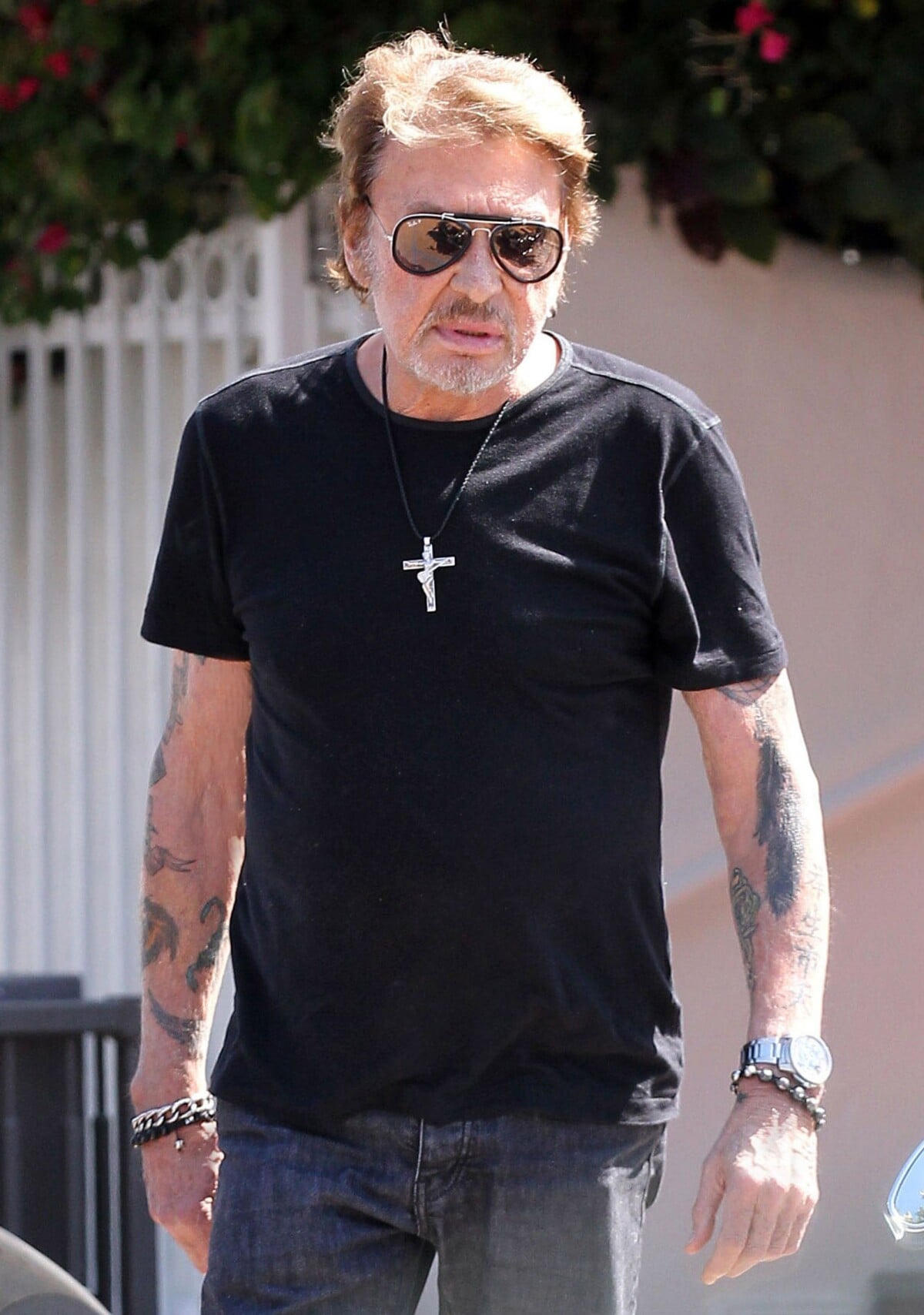 Photo : Le chanteur Johnny Hallyday fait un tour de moto avant d'aller ...