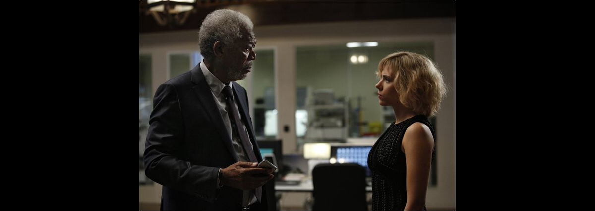 Photo : Scarlett Johansson et Morgan Freeman dans Lucy. - Purepeople
