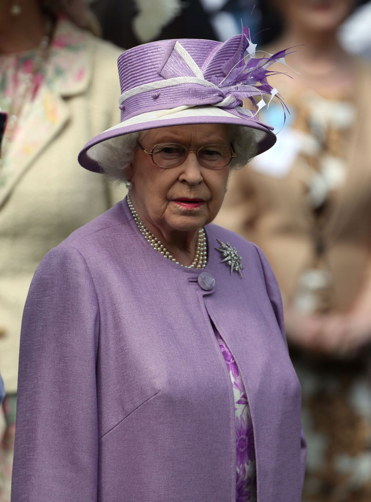 Photo : Queen Elizabeth II in the parade ring before the Investec Derby ...