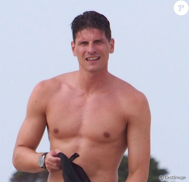 Mario Gomez : La belle Carina sous le charme des muscles de son footeux ...
