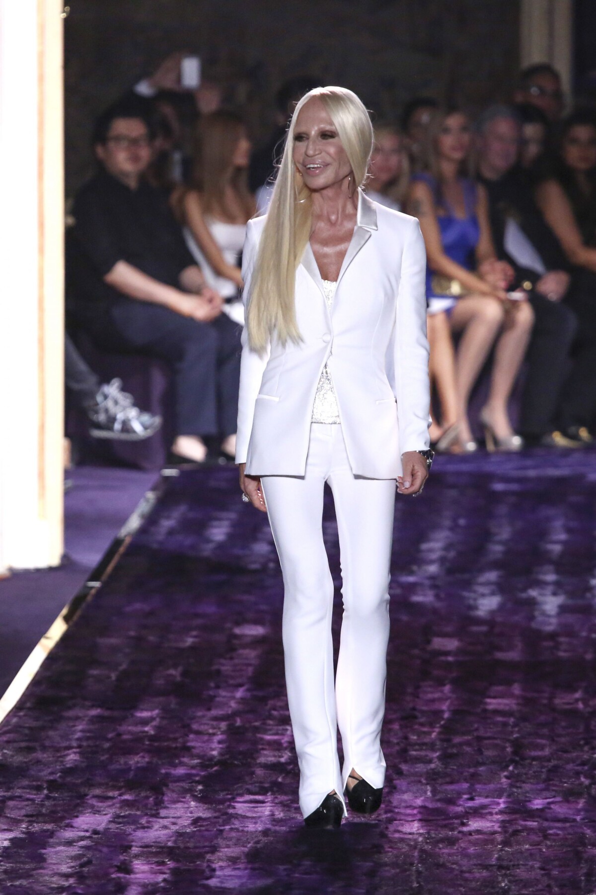 Photo : Donatella Versace salue ses invités à l'issue du défilé haute ...