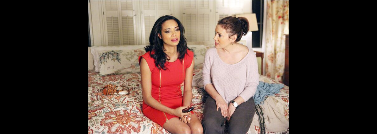 Photo : Alyssa Milano, Rochelle Aytes dans Mistresses. - Purepeople