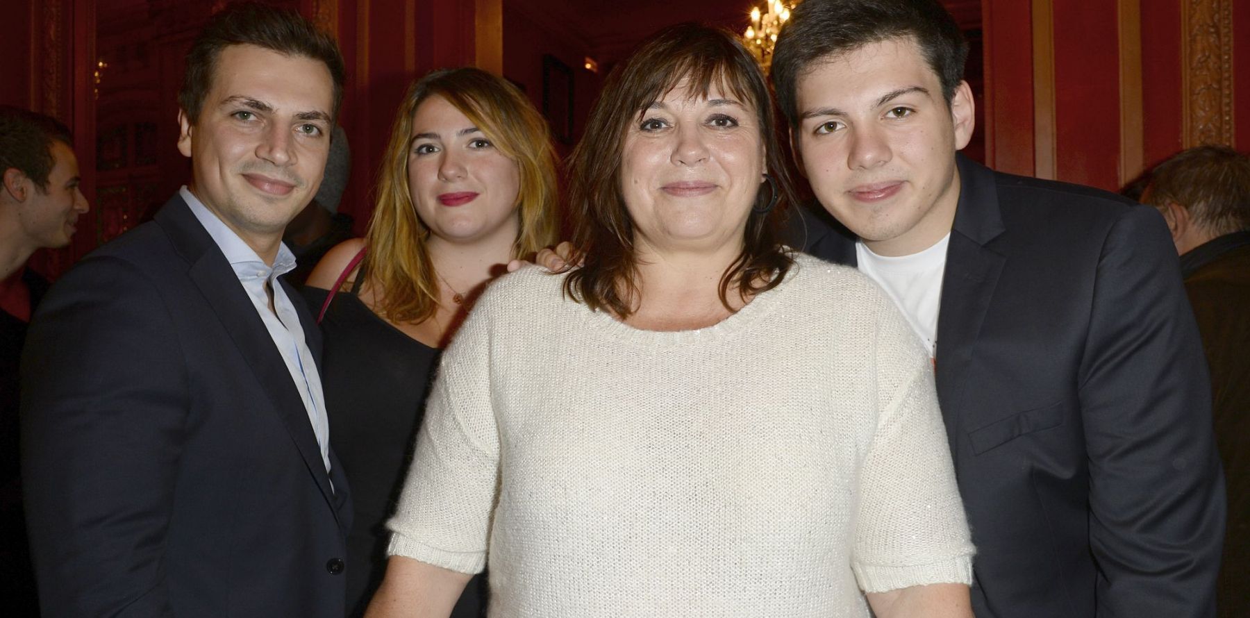 Michèle Bernier, entourée de ses enfants, fête ''Je préfère qu'on reste ...