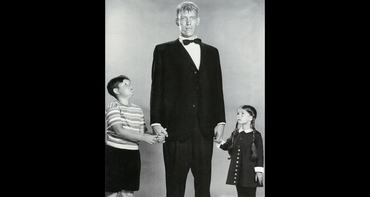 Photo : Ken Weatherwax, Ted Cassidy et Lisa Loring dans "La famille ...