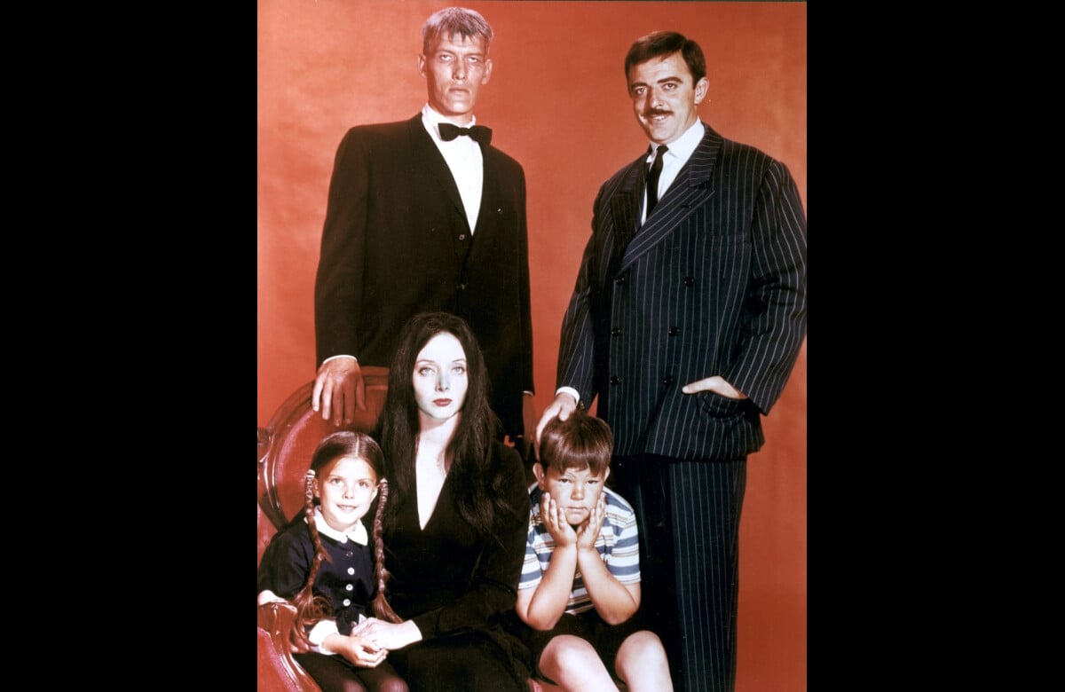 Photo : Lisa Loring, Carolyn Jones, Ted Cassidy, Ken Weatherwax et John ...