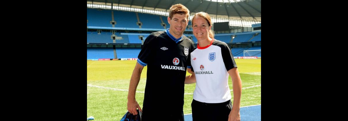 Photo : Casey Stoney en compagnie de Steven Gerrard en mai 2012 ...