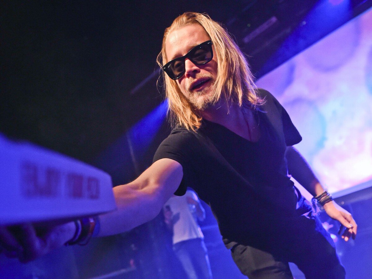 Photo : Macaulay Culkin sur la scène de Rock City à Nottingham le 26 ...