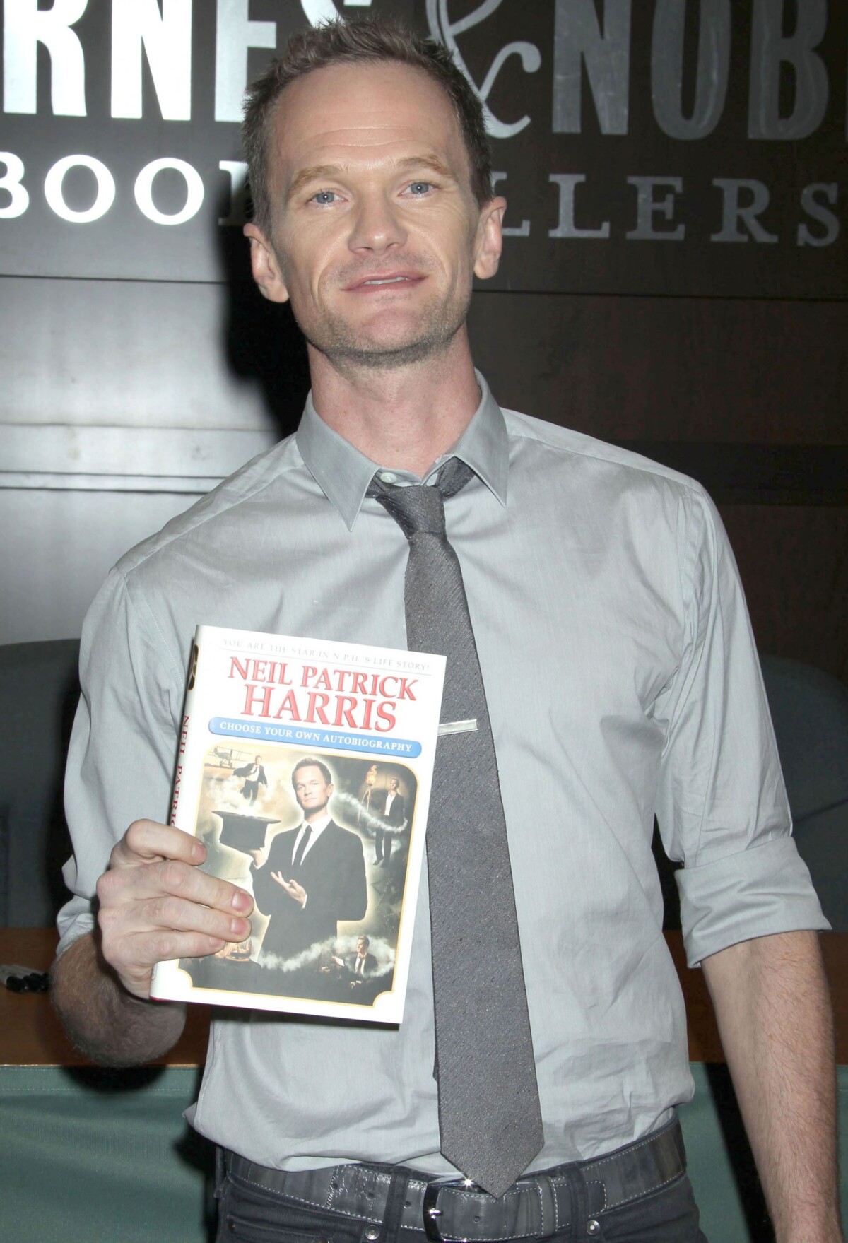 Photo : Neil Patrick Harris dédicace son autobiographie Neil Patrick ...