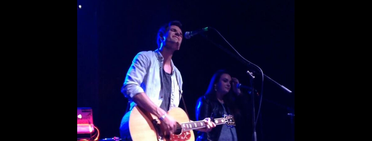Vidéo : Tyler Hilton chante When the Stars Go Blue, Mars 2015 - Purepeople