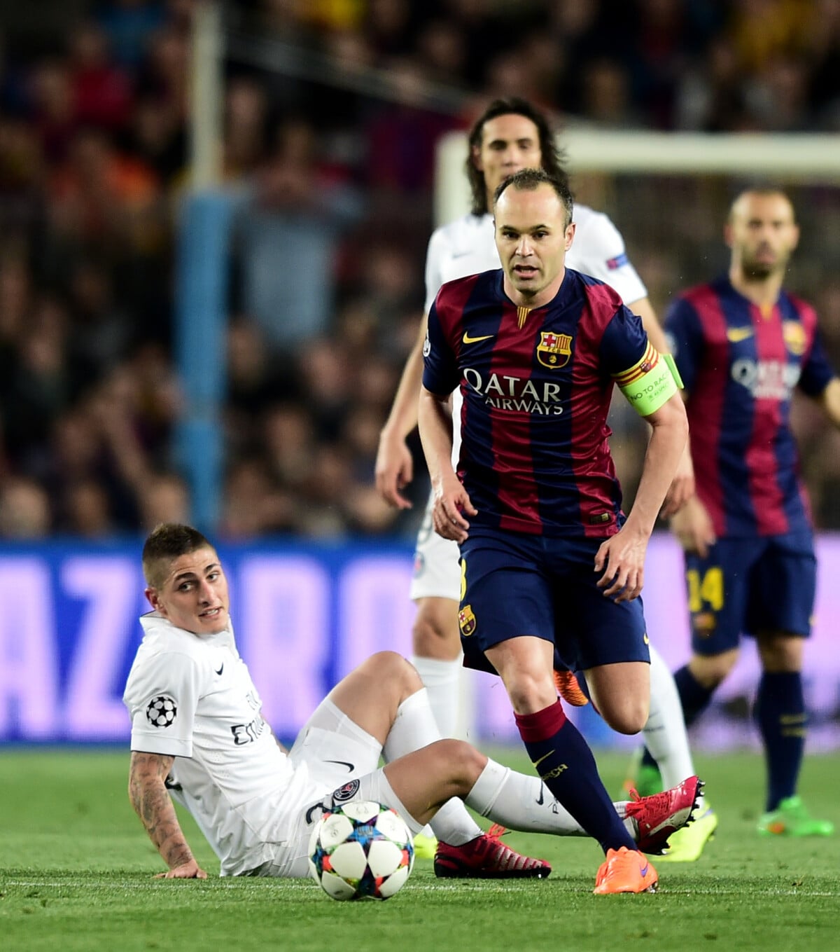 Photo : Barcelona's Andres Iniesta (right) gets away from Paris Saint ...