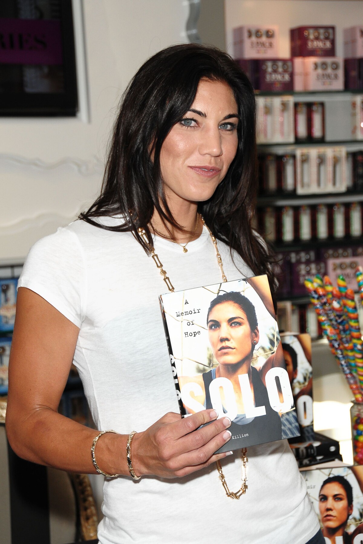 Photo : Hope Solo dédicace son livre à la Sugar Factory du Paris Hotel ...