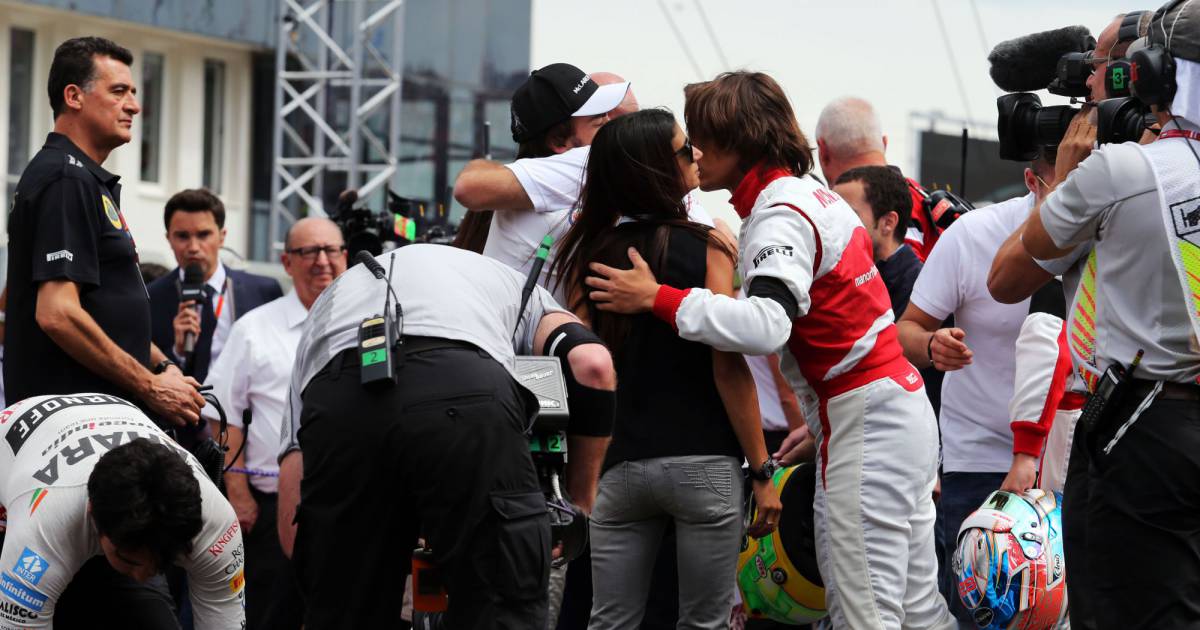 Roberto Merhi de l'écurie Manor Marussia F1 avec Mélanie Bianchi lors ...