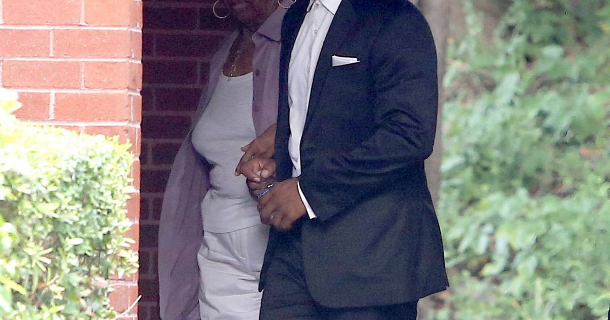 Cissy Houston lors de son arrivée à la veillée funèbre de sa petite ...