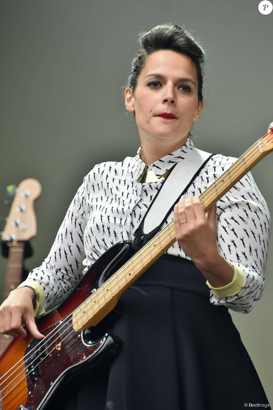 Anna Chedid lors d'un concert pour la Fête de l'Humanité 2015 dans le ...