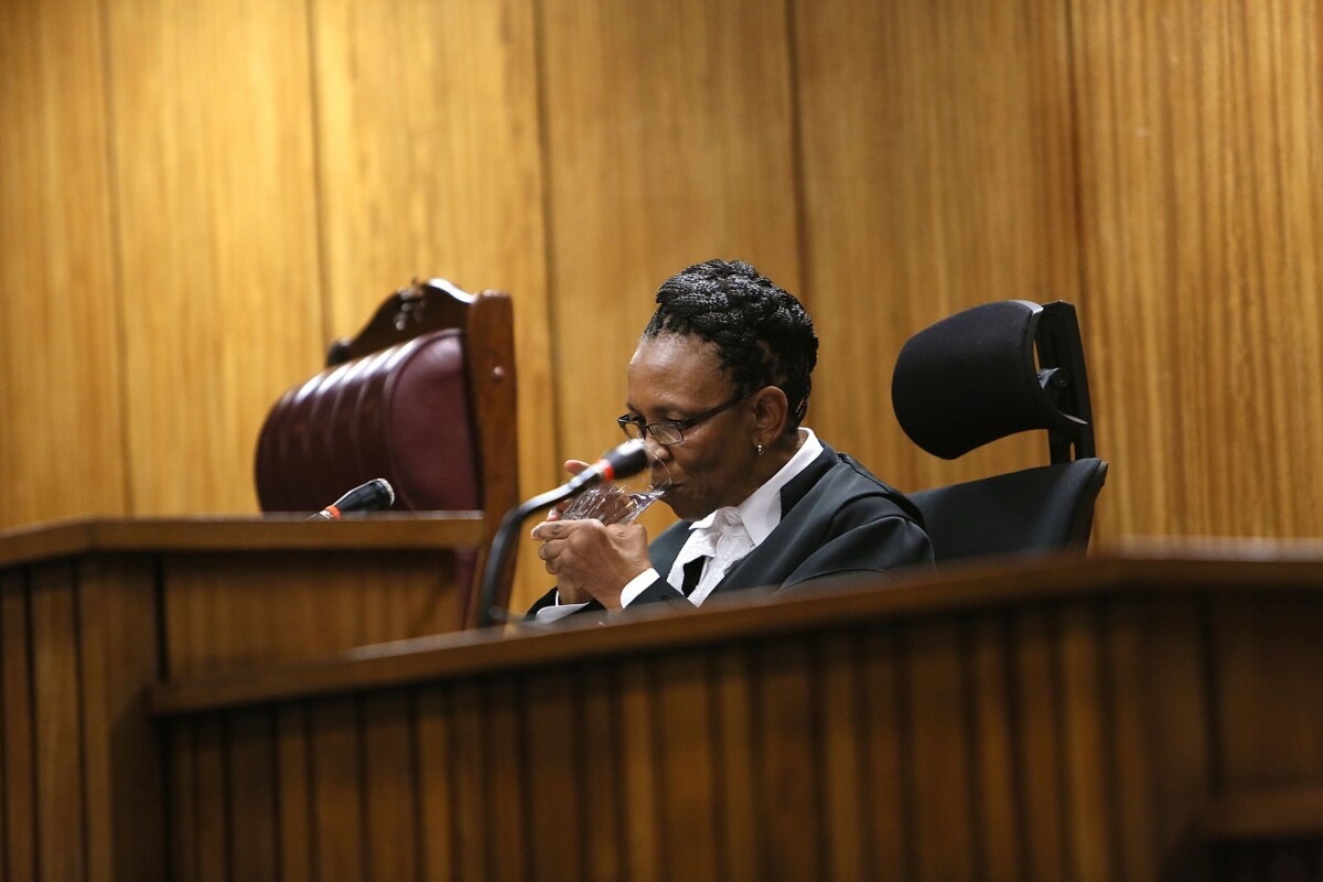 Photo : Thokozile Masipa rend son jugement devant la Haute Cour de ...