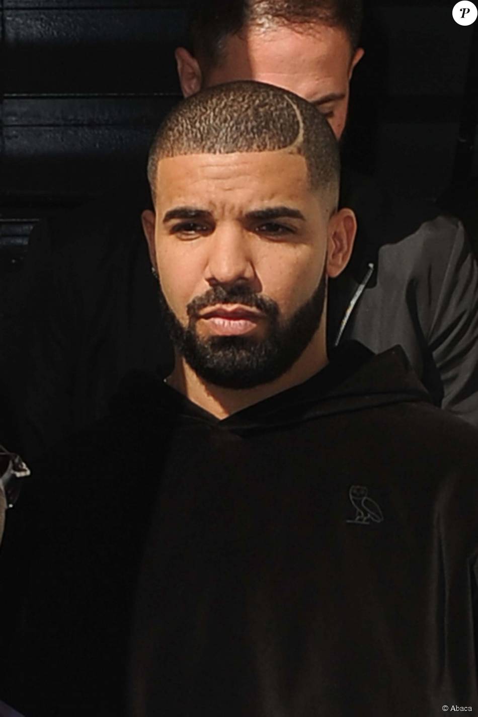 Drake lors de son arrivée au défilé Serena Williams Signature ...
