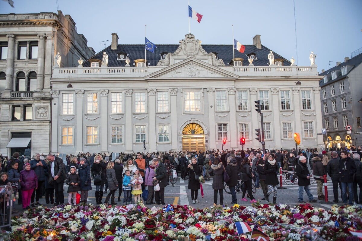 Photo Devant Lambassade De France à Copenhague Les Danois Ont Rendu Hommage Le 14 Novembre