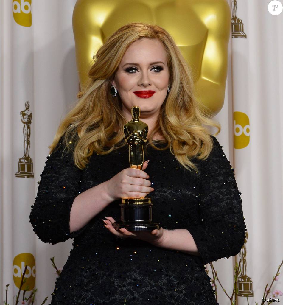 Adele avec son Oscar pour Skyfall à Los Angeles, le 24 février 2013 ...