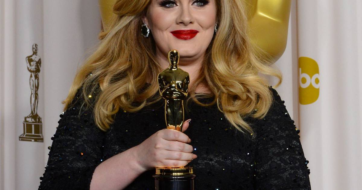 Adele avec son Oscar pour Skyfall à Los Angeles, le 24 février 2013 ...