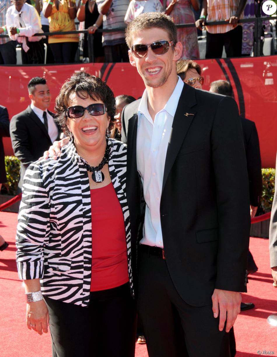 Michael Phelps et sa maman Debbie Phelps à Los Angeles, le 15 juillet ...