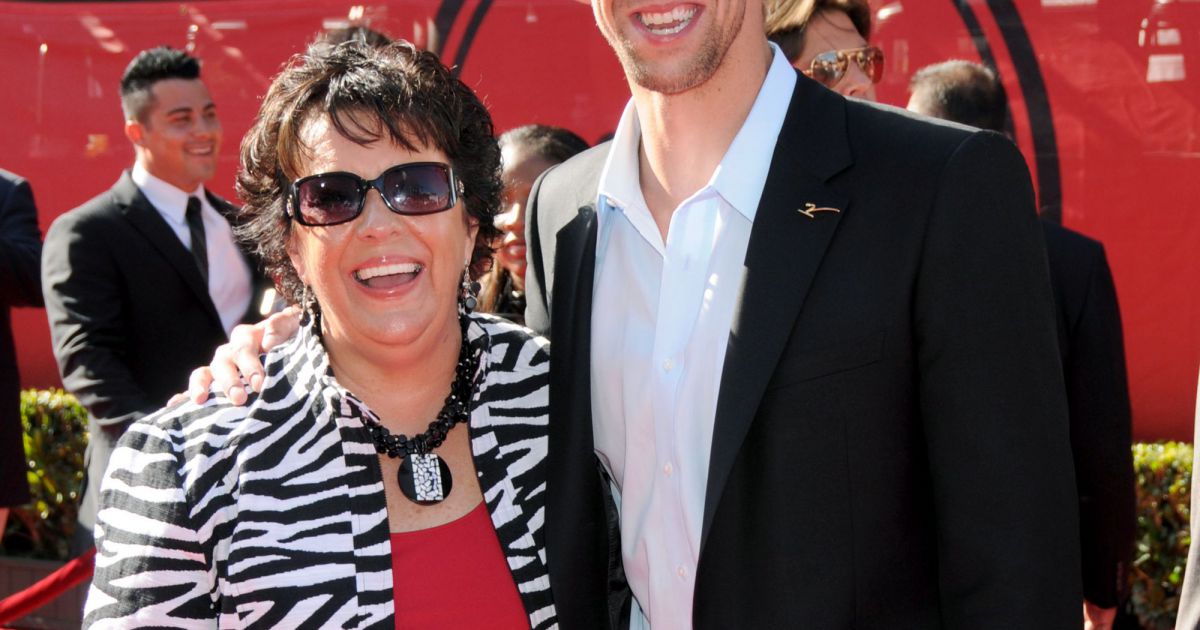 Michael Phelps et sa maman Debbie Phelps à Los Angeles, le 15 juillet ...