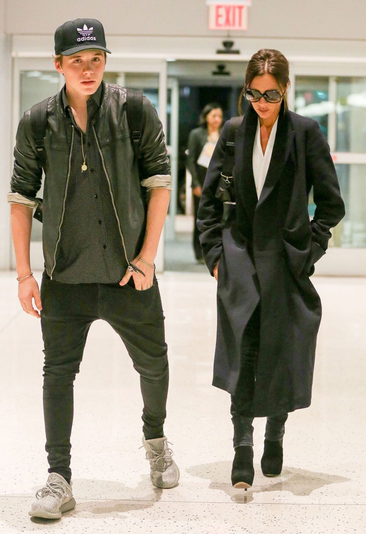Photo : Victoria Beckham et son fils Brooklyn arrivent à l'aéroport de ...