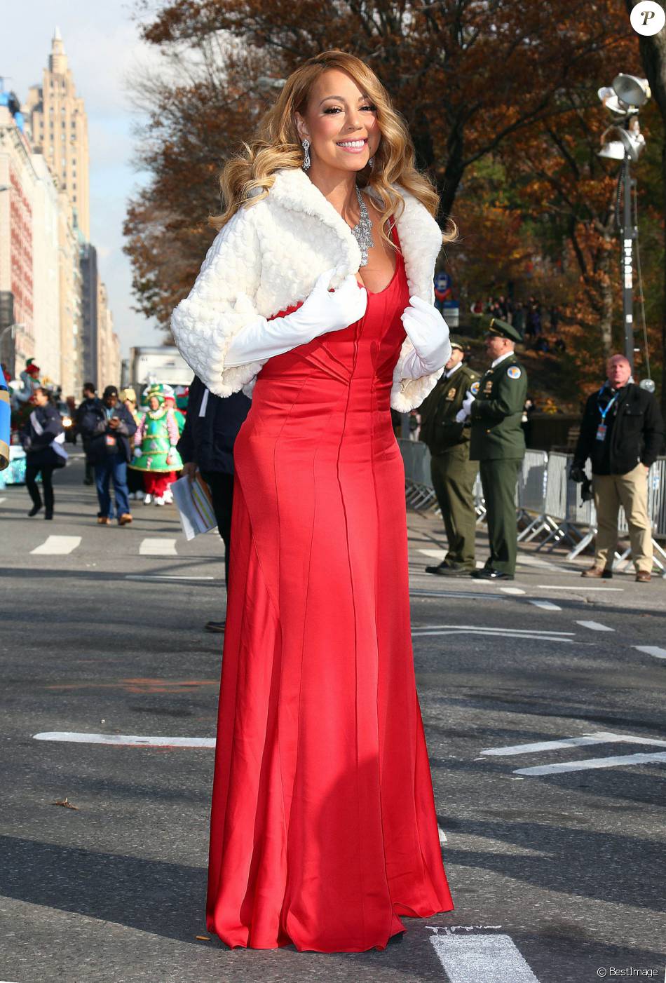 Mariah Carey en robe longue et rouge à la parade de Thanksgiving de ...