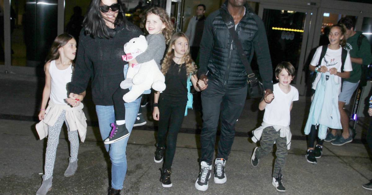 Seal débarque à l'aéroport LAX de Los Angeles avec sa fille Leni, sa ...