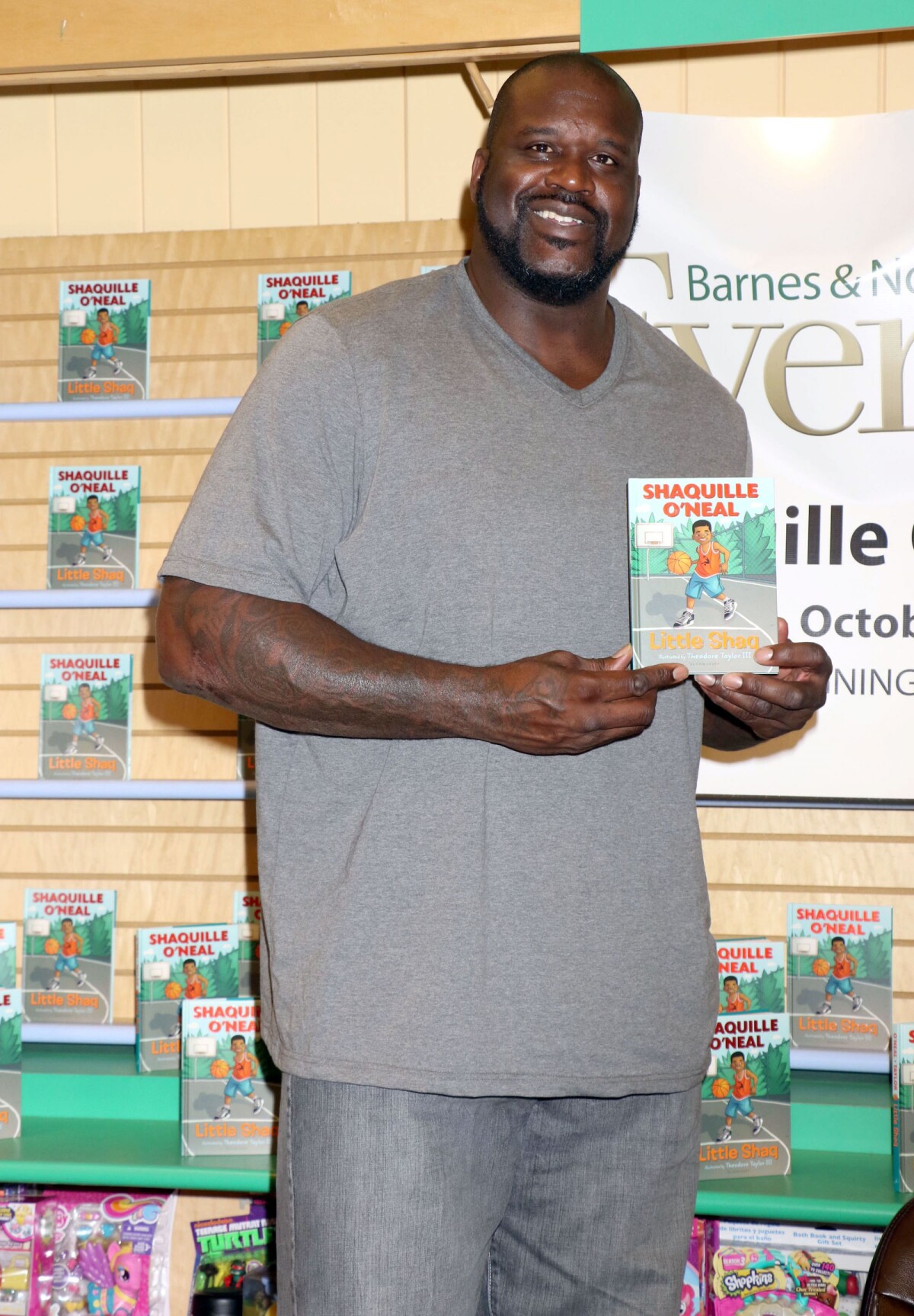 Photo : Shaquille O'Neal lors d'une séance de dédicace de son livre ...