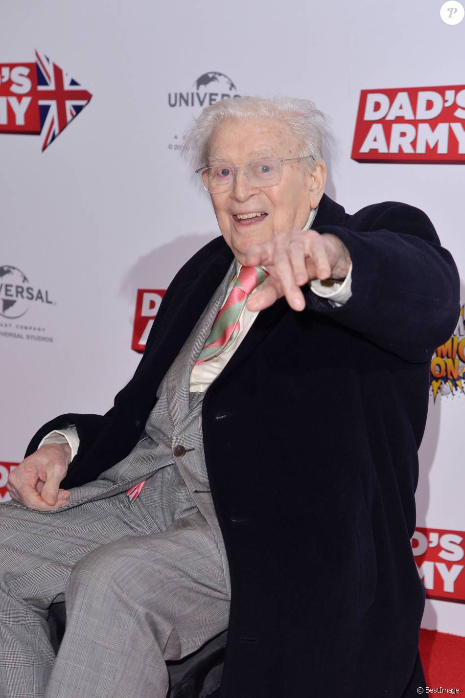 Jimmy Perry - Première du film Dad's army world à Londres le 26 janvier ...