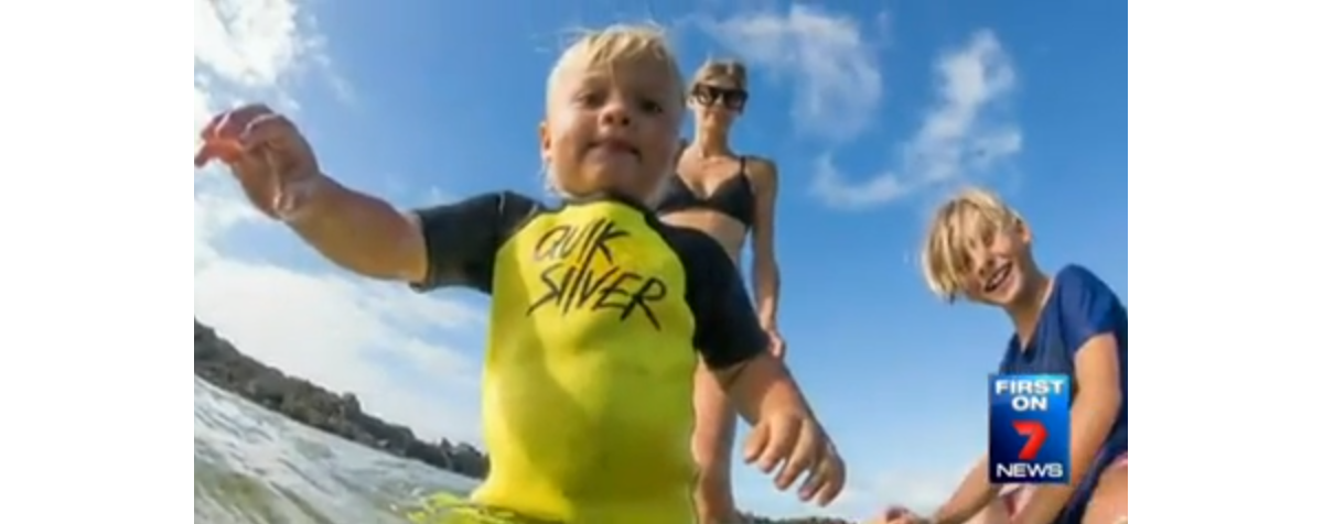 Photo : Le petit Van, sauvé par Kelly Slater après avoir été happé par ...