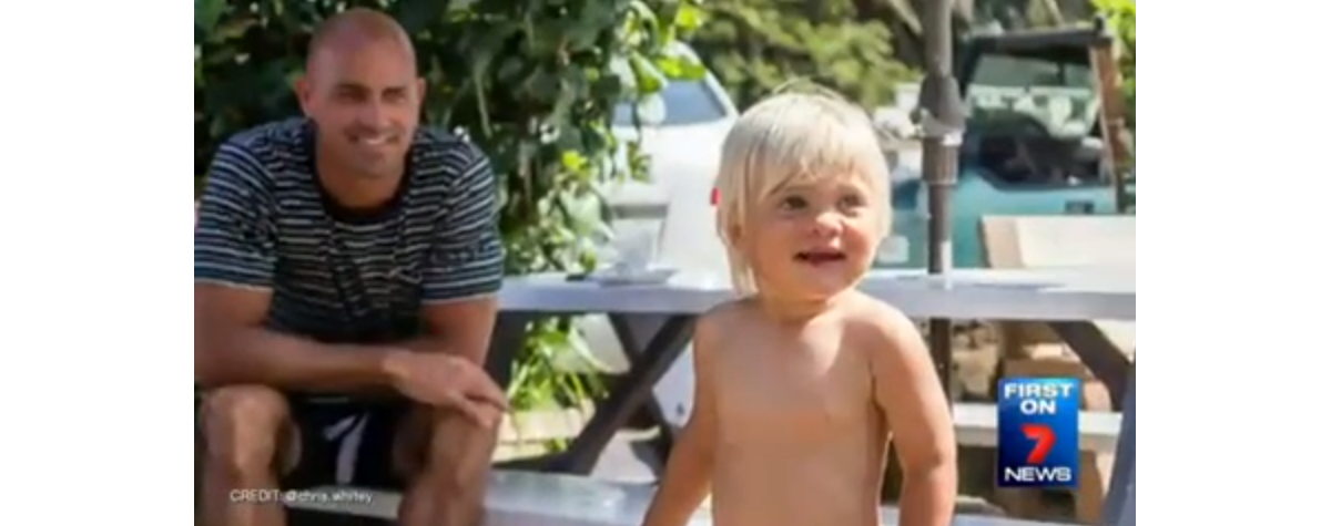 Photo : Van, 22 mois, sauvé par Kelly Slater après avoir été happé par ...