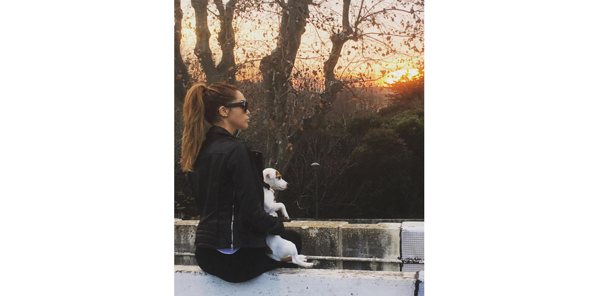 Photo : Nabilla prend la pose avec son chien - Ode (Purepeople)