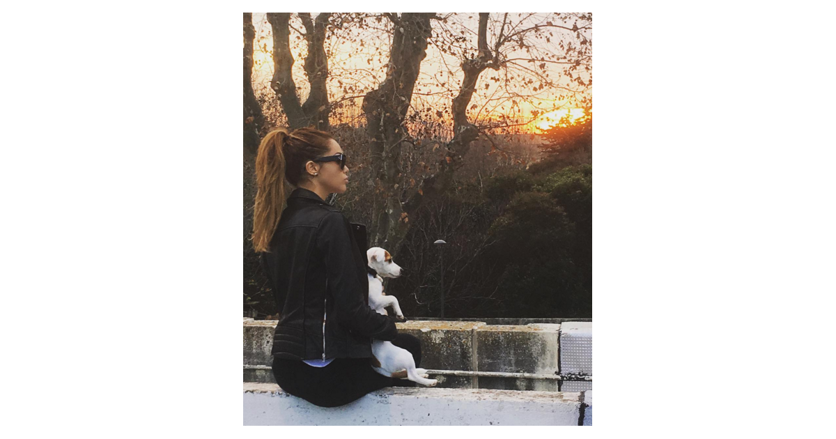 Nabilla Prend La Pose Avec Son Chien Purepeople
