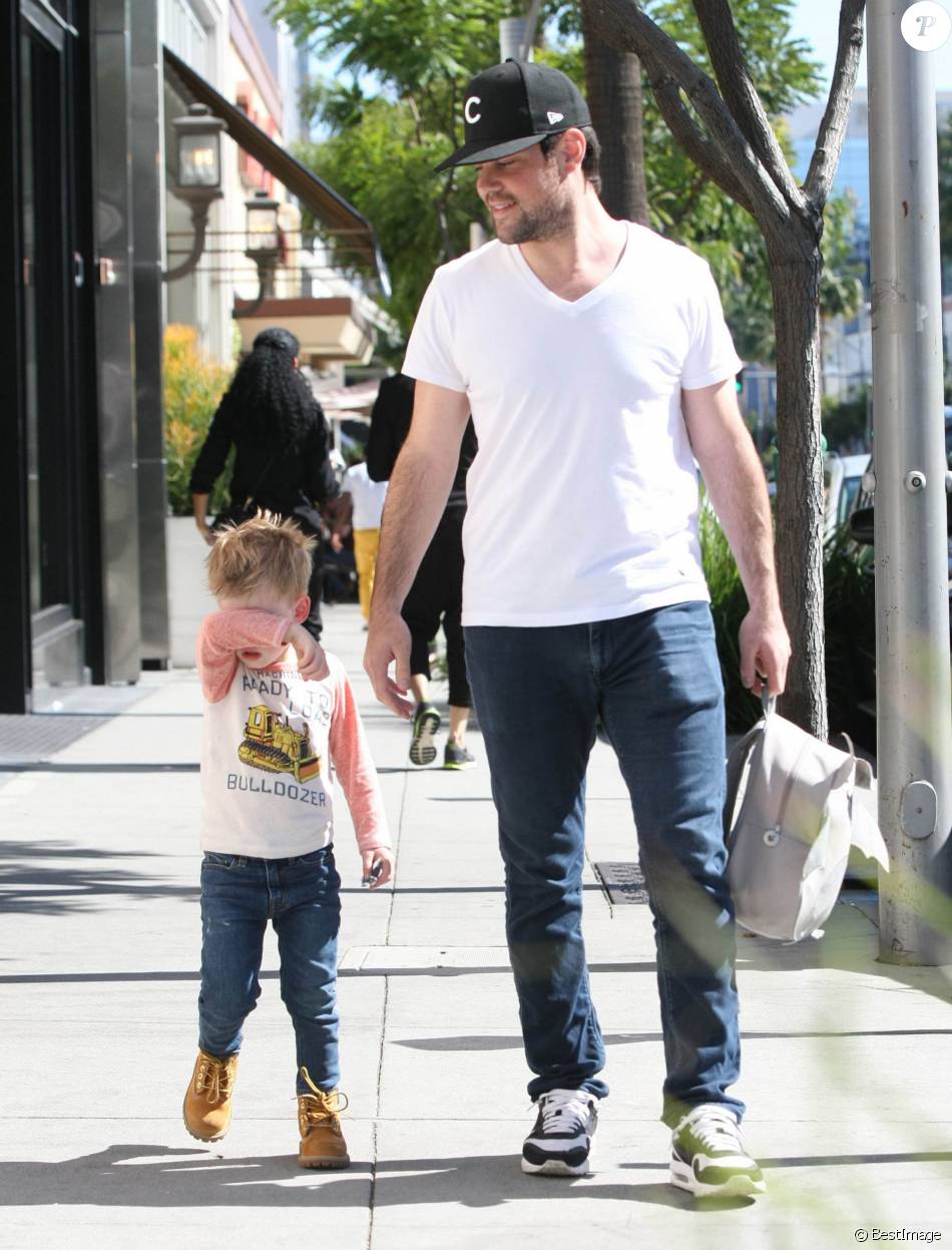 Mike Comrie se promène avec son fils Luca dans les rues de Los Angeles ...